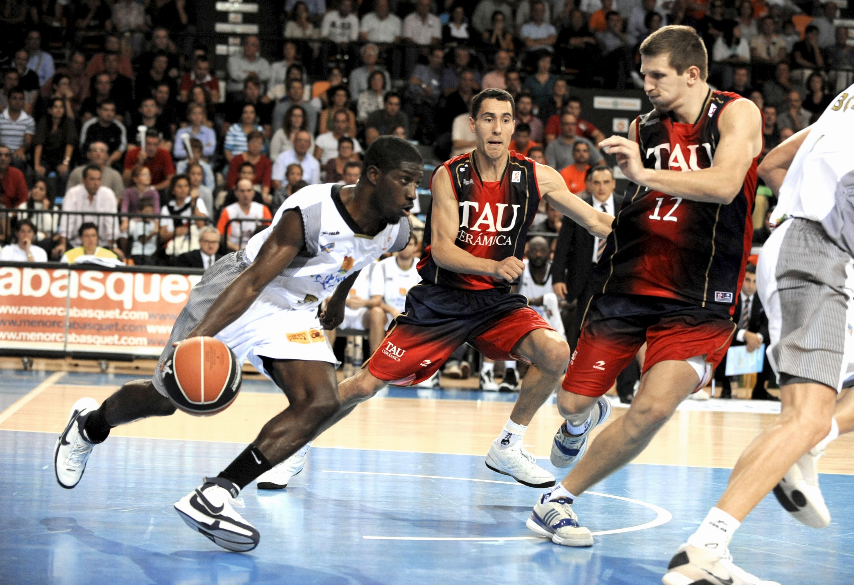 El Tau vence al ViveMenorca en un final polémico