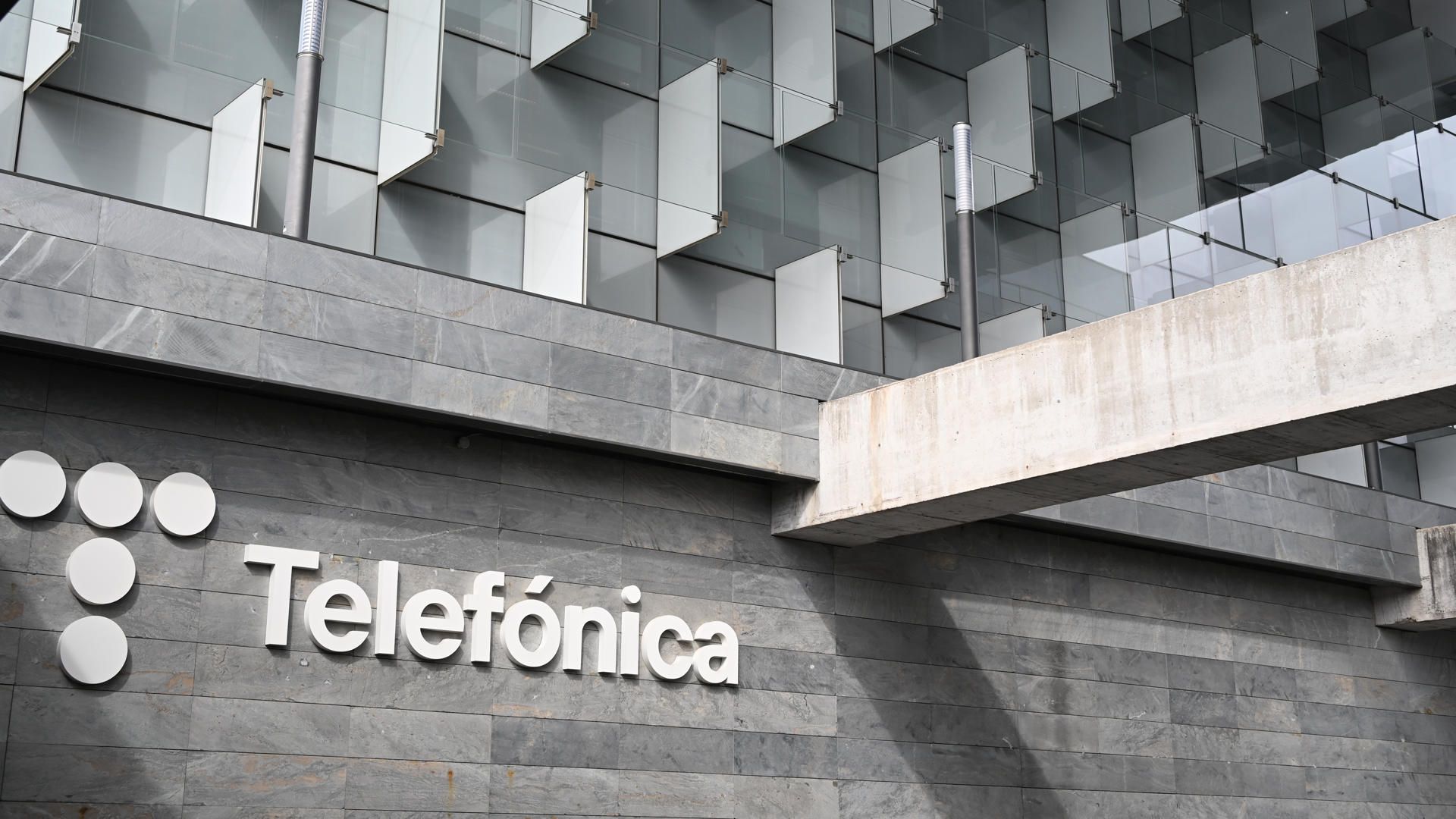 Telefónica se desploma en bolsa tras recortar el dividendo