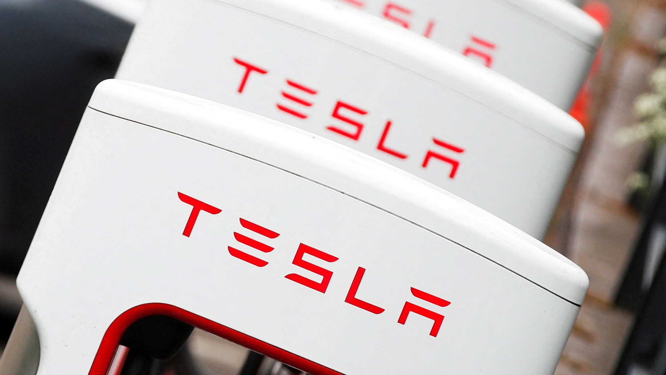 Tesla negocia instalar una fábrica de coches eléctricos en Valencia