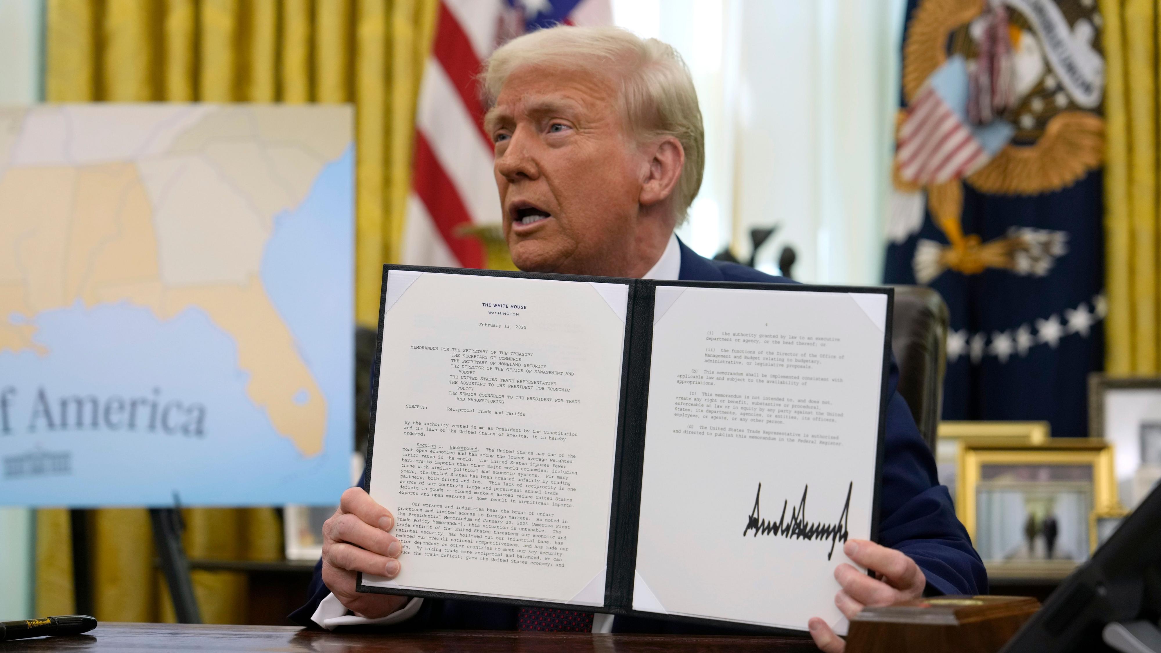 Trump firma una orden para imponer aranceles recíprocos