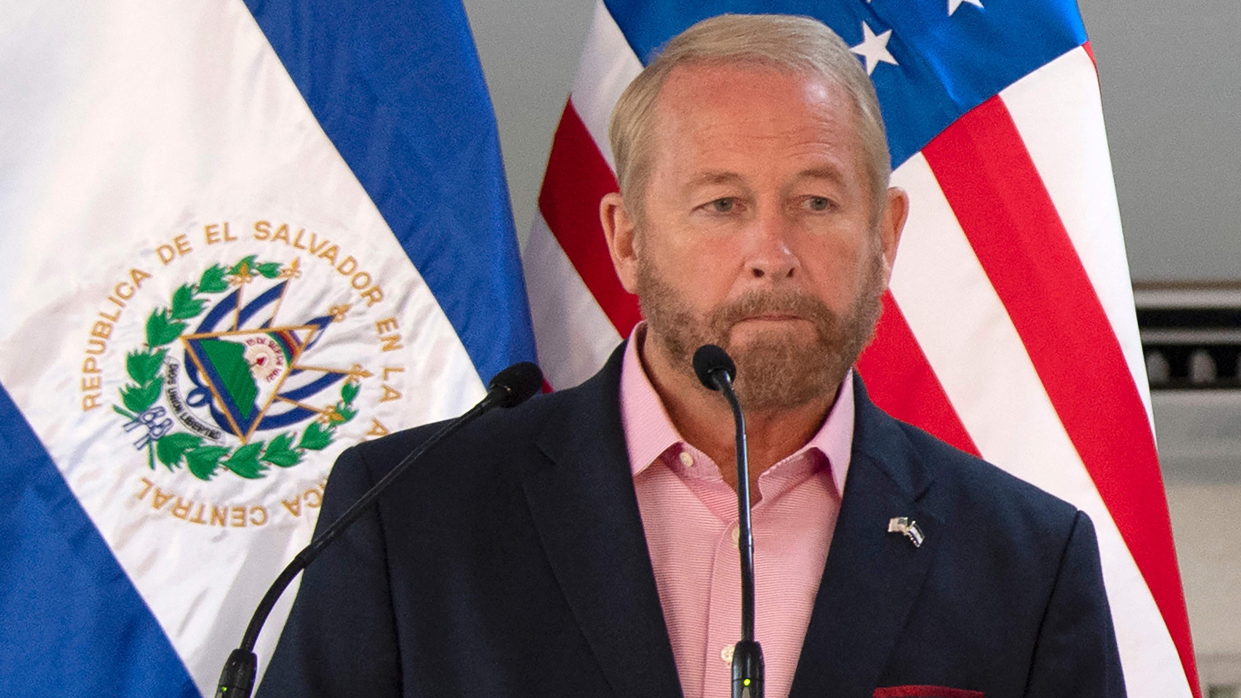 Trump elige a Ronald Johnson como embajador en México