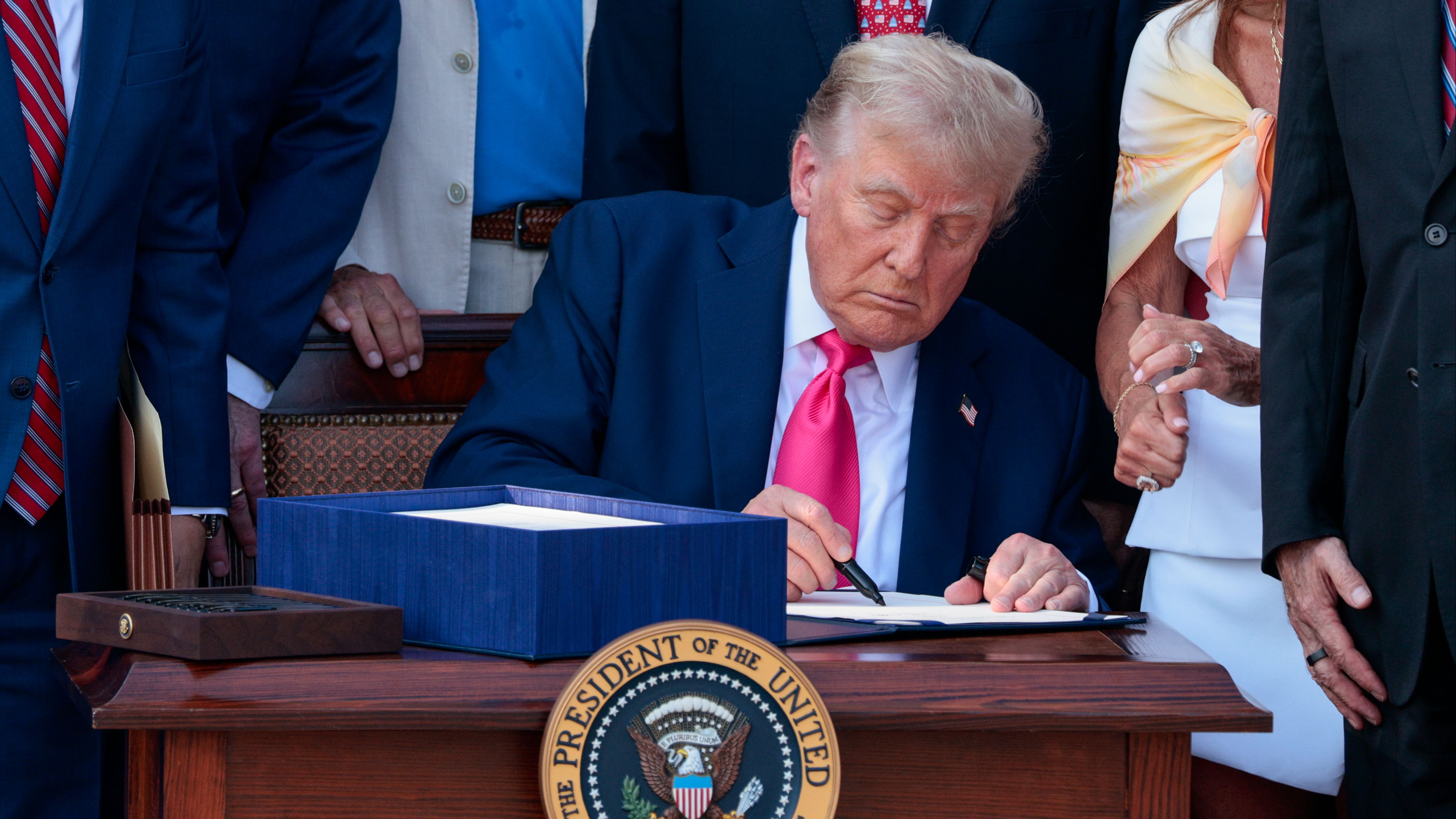 Trump firma su ley de recortes fiscales y presupuestarios