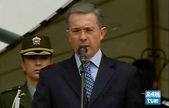 Uribe afirma que un militar usó un emblema de la Cruz Roja | RTVE