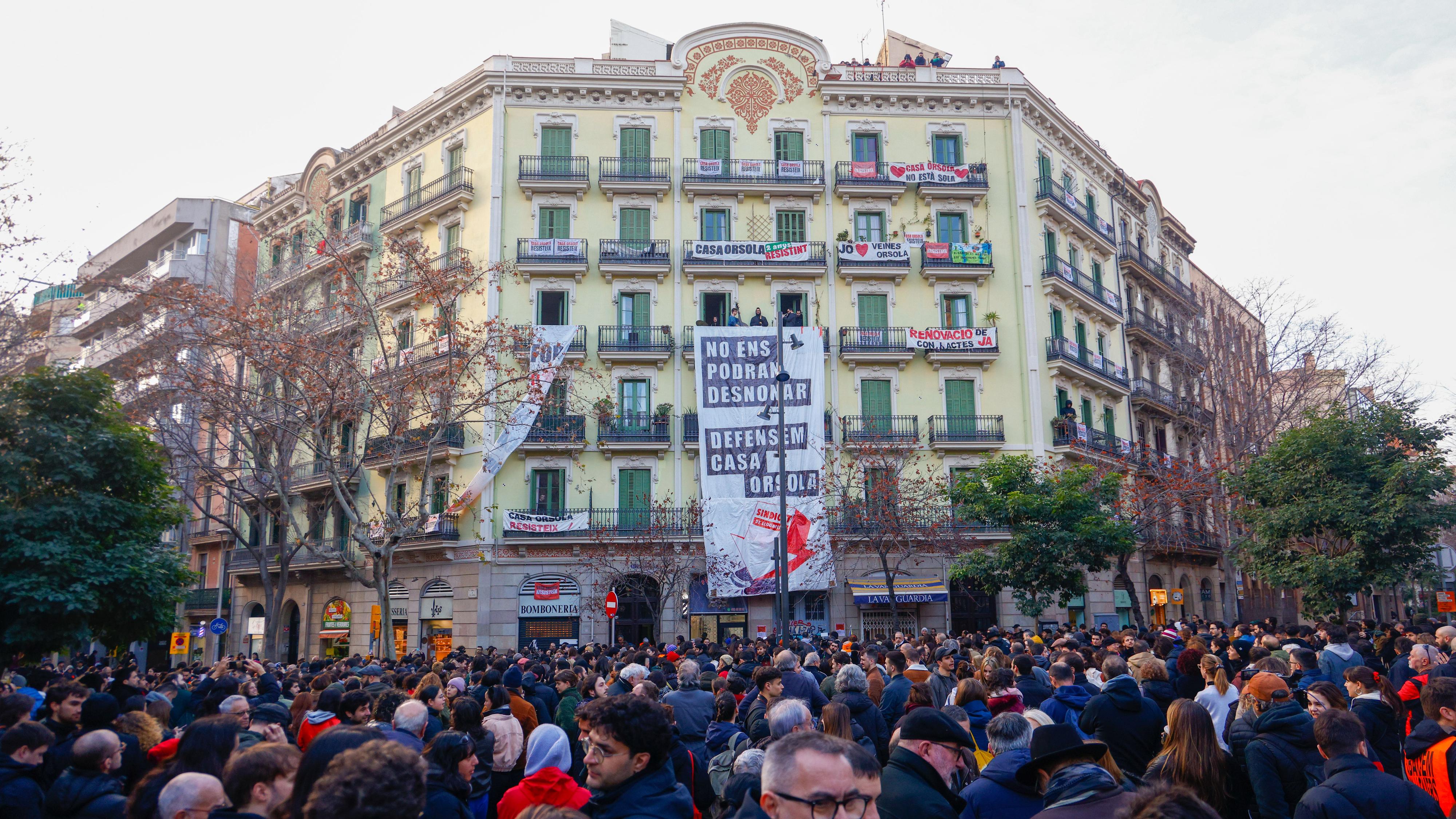 Barcelona: Vecinos se manifiestan para evitar el desahucio de casa Orsola