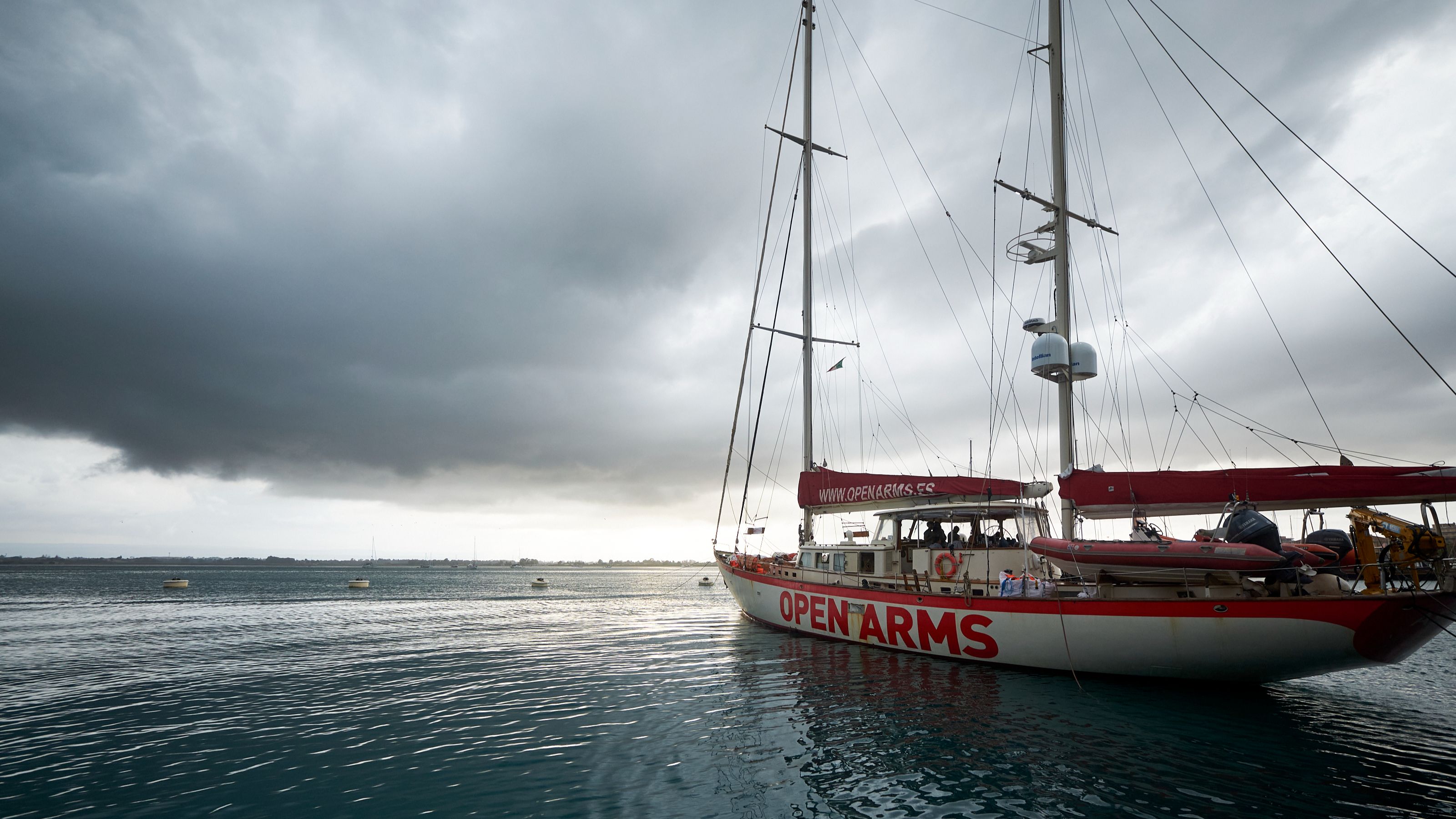 'Open Arms' rescata a 50 personas en una barca en el Mediterráneo