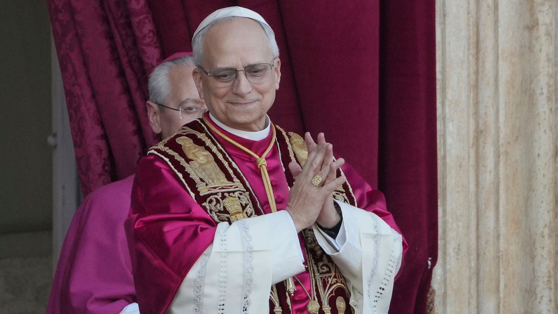 El simbolismo del papa León XIV en su primera aparición