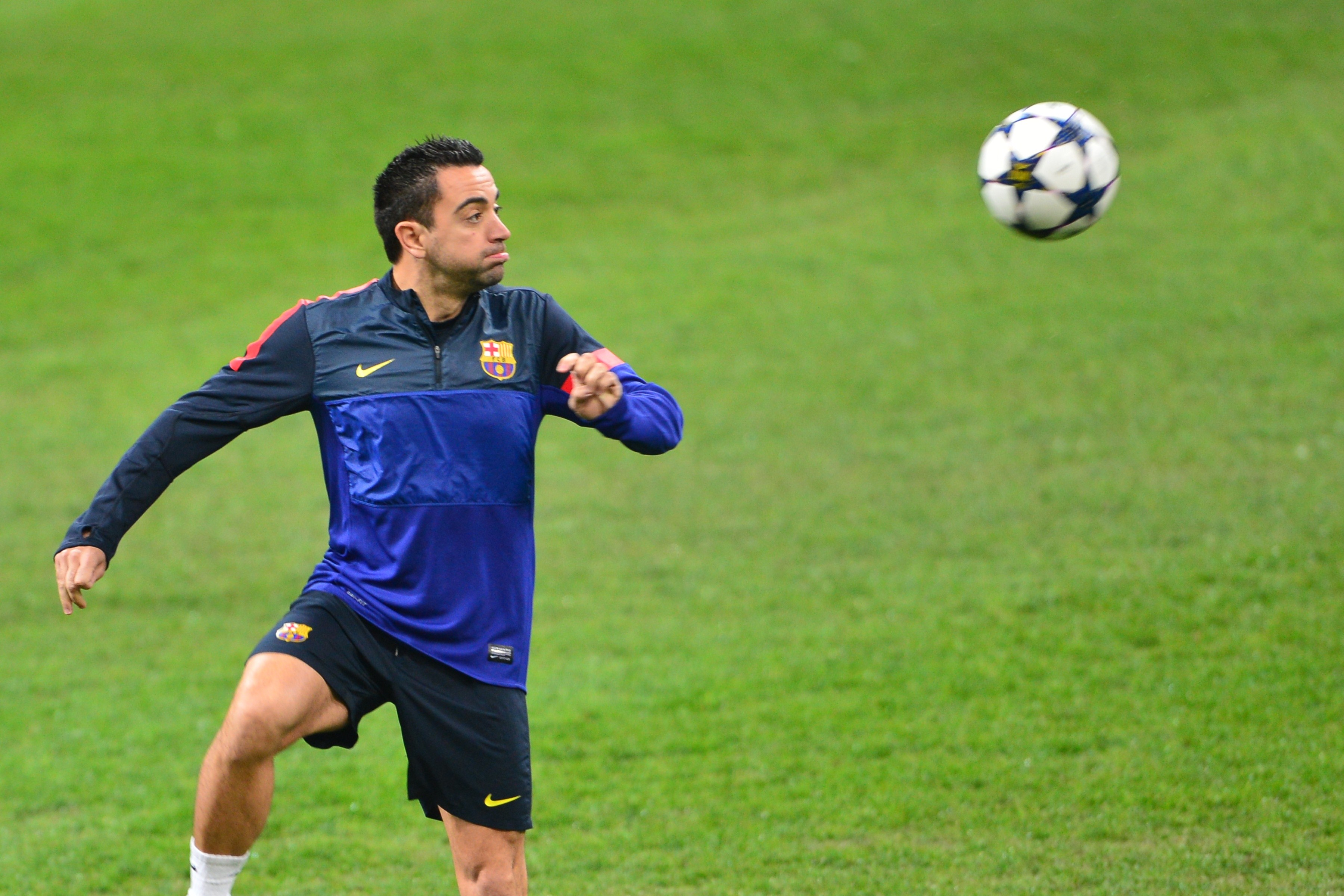 Xavi vuelve a entrenarse con el grupo, con el Milan de fondo