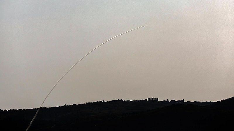 Israel Ataca El Líbano E Hizbulá Lanza Más De 300 Cohetes