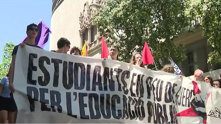 Els estudiants surten al carrer en suport als docents