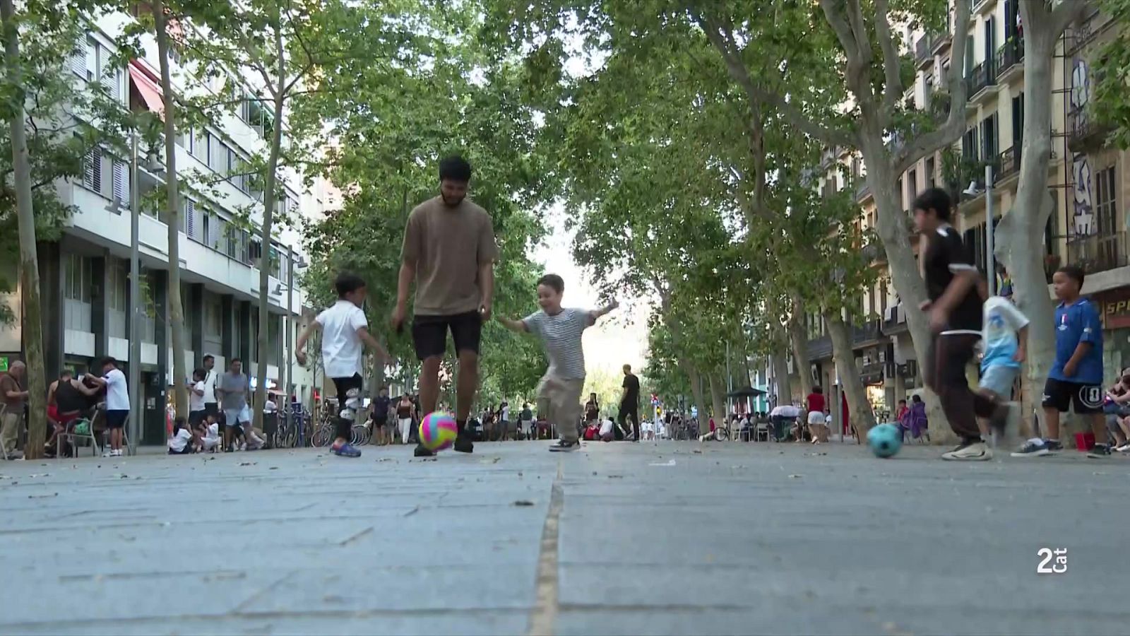 Polèmica a la ronda Sant Antoni pels jocs de pilota